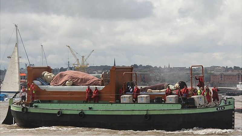 Liverpool Giants: Marionettes sail away in river boat finale - BBC News