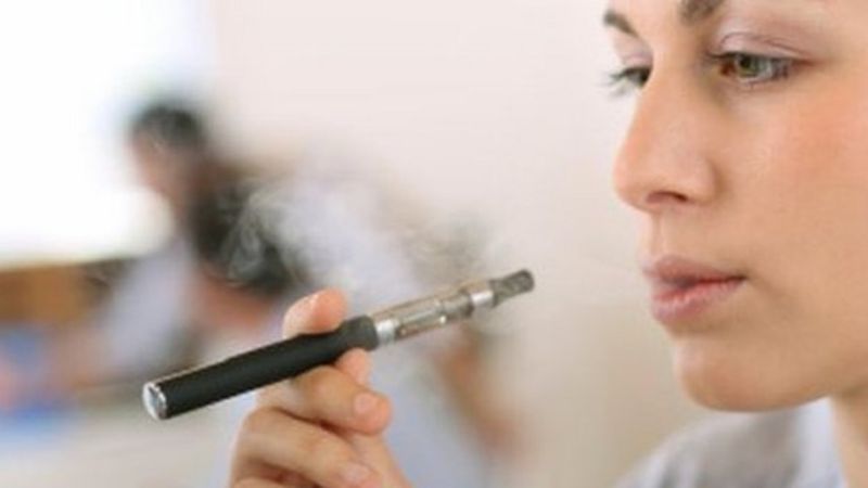 First e-cigarette 'vaping' appear on TV - BBC News