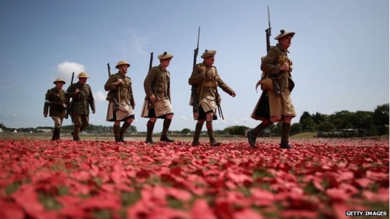 'Lights Out' ends day of WW1 centenary commemorations - BBC News