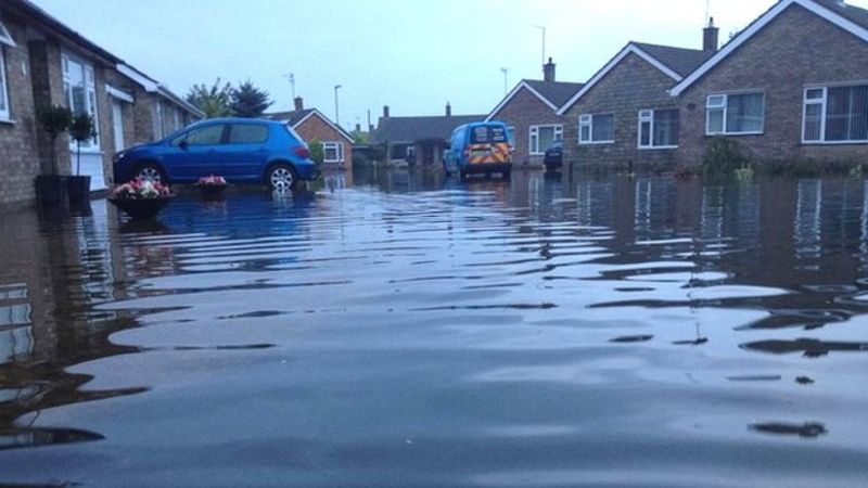 Flash flooding in Cambridgeshire traps drivers, cuts off power - BBC News
