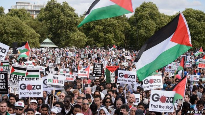Tens of thousands of protesters march in London for Gaza - BBC News