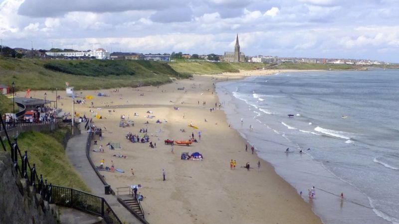 Tynemouth's Longsands: Beach life then and now - BBC News