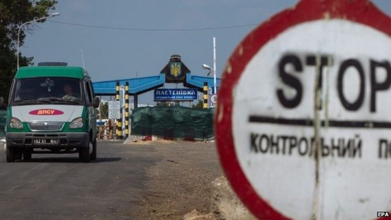 Ukraine crisis: Russia aid convoy slows amid spats - BBC News