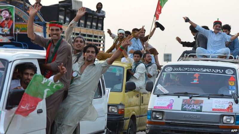 Pakistan protesters march on parliament in red zone - BBC News