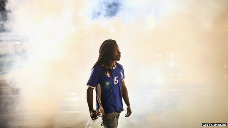 Missouri: Police confront new protests over Michael Brown - BBC News