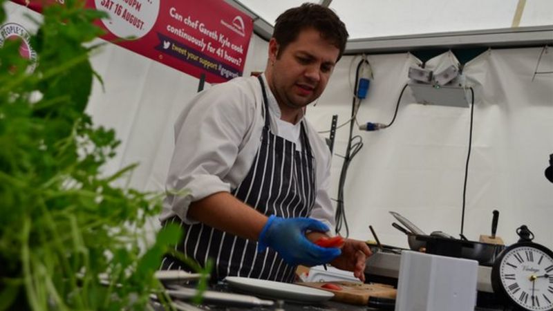 Chef Gareth Kyle beats world record for non-stop cooking - BBC News