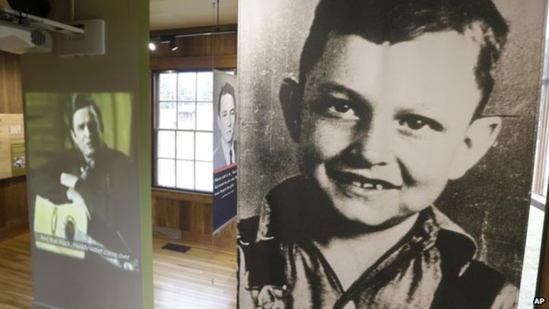 Johnny Cash's childhood home opens to the public - BBC News
