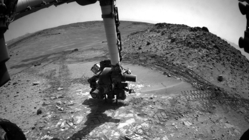 Curiosity Mars rover drills into base of Mount Sharp - BBC News