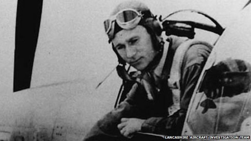 Freckleton Air Disaster: Memorial held to mark 70th anniversary - BBC News