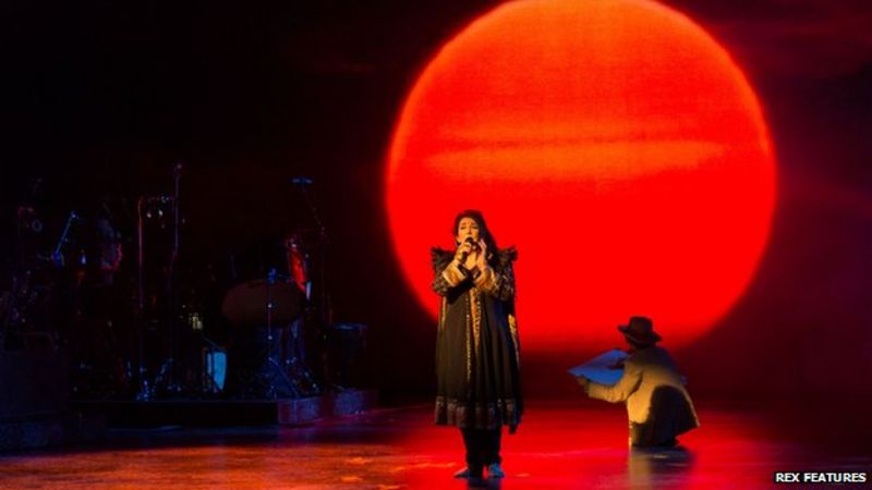 Kate Bush comeback greeted with huge cheers - BBC News