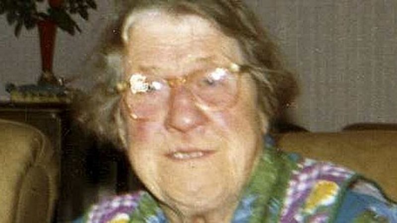 What is it like to live near the scene of an unsolved murder? - BBC News