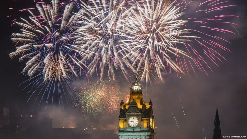 In pictures: Edinburgh International Festival fireworks - BBC News