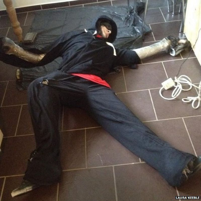 Police find 'hanged man' is art model - BBC News