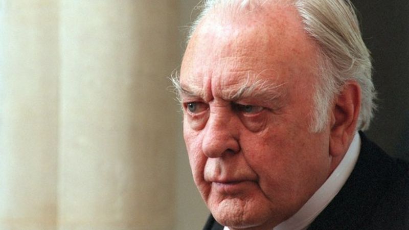 Sir Donald Sinden: Legendary actor dies aged 90 - BBC News