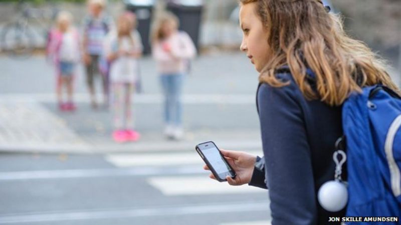 Tomorrow's cities - the lamp-posts watching every move - BBC News