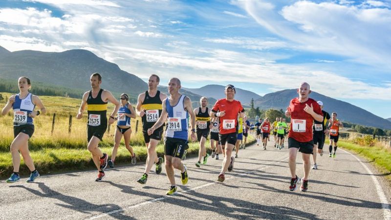 Thousands take part in Loch Ness Marathon events - BBC News