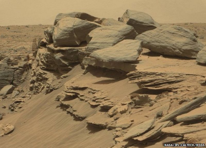 Curiosity Mars rover drills into base of Mount Sharp - BBC News