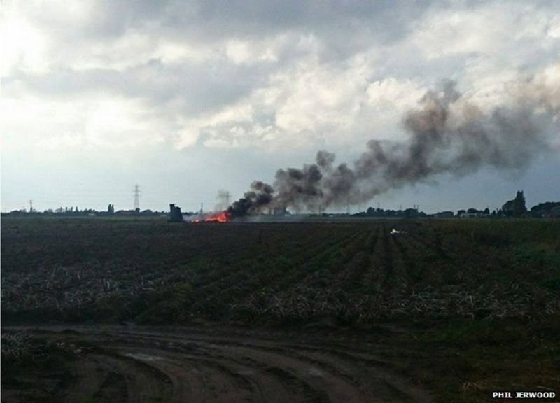USAF F-15 jet crashes in Lincolnshire - BBC News