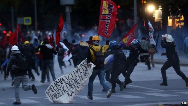 Kobane: US and UK warn of air strike limitations - BBC News