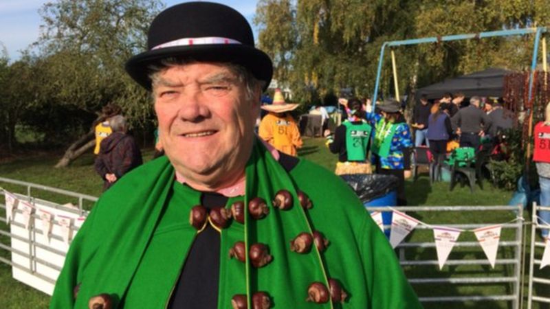 World conker champion crowned in Northamptonshire - BBC News