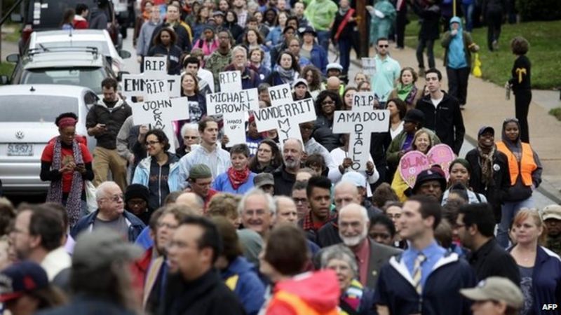 Dozens arrested in Ferguson protests - BBC News
