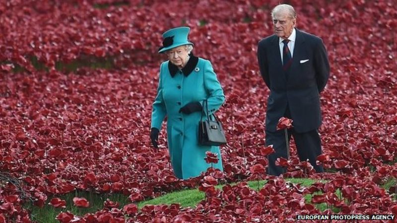 Queen visits Tower of London poppy garden - BBC News