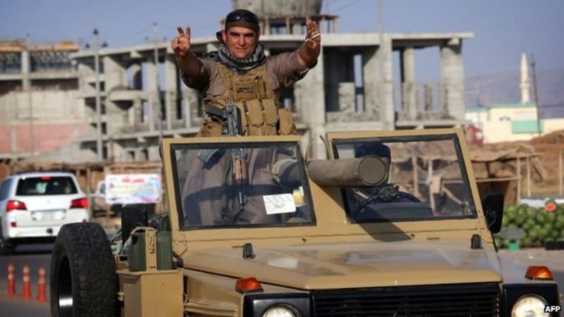 Islamic State conflict: Kurdish fighters arrive in Turkey - BBC News