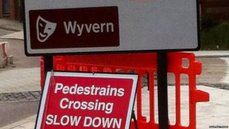 'Rihgt' road signs: Your pictures of badly spelt road signs - BBC News