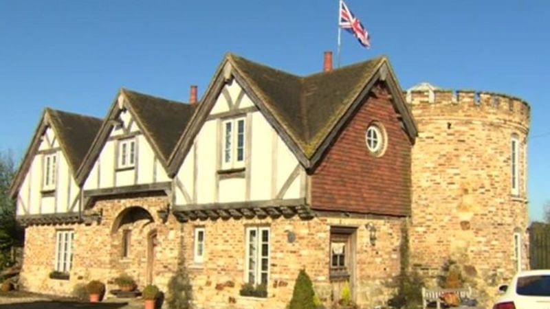 Salfords farmer Robert Fidler's castle battle goes to inquiry - BBC News
