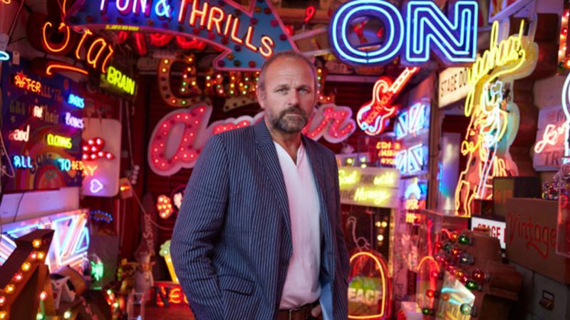 Chris Bracey, neon sign designer and collector, dies at 59 - BBC News