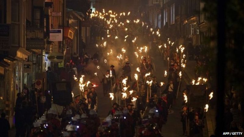 Lewes holds largest bonfire celebration - BBC News