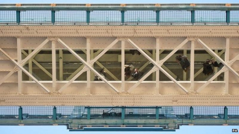 Tower Bridge unveils glass walkway above River Thames - BBC News