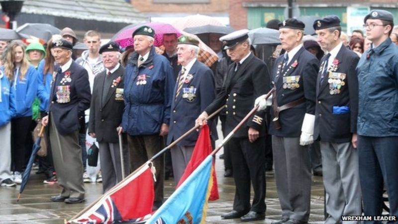Man arrested for Nazi salute during WW1 commemorations - BBC News