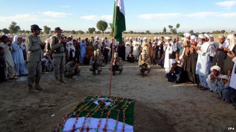 Khyber fighting: Pakistani army battles militants - BBC News