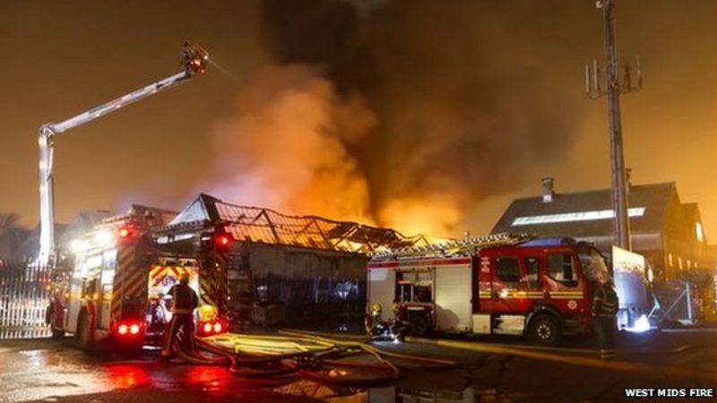 Bilston fire: Crews tackle Oxford Street blaze - BBC News