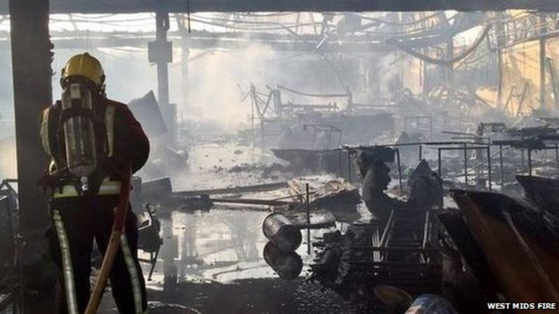 Bilston fire: Crews tackle Oxford Street blaze - BBC News