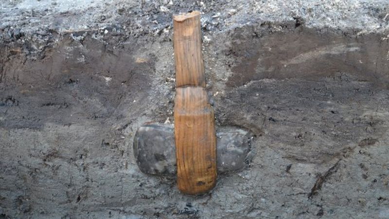 'Oldest axe' was made by early Australians - BBC News