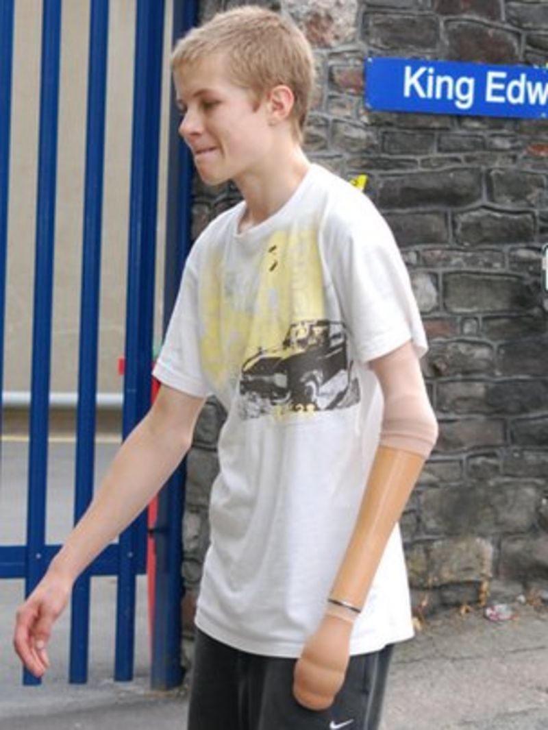 The one-armed man who somersaults on rooftops - BBC News