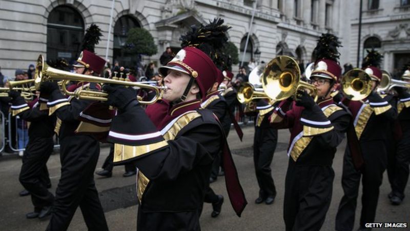 Crowds join London's New Year parade - BBC News
