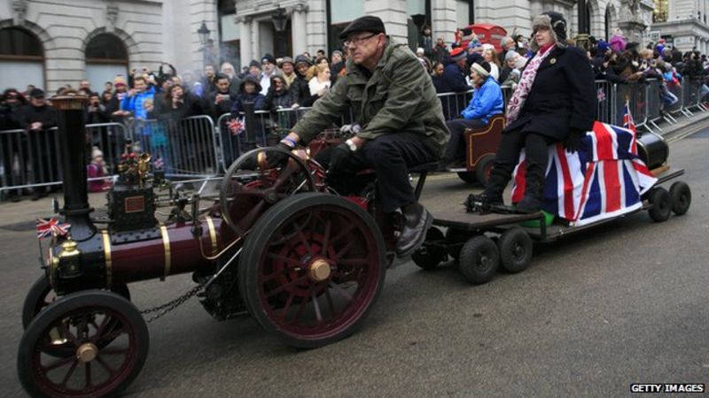 Crowds join London's New Year parade - BBC News