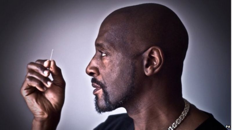 Willard Wigan's microscopic artworks exhibited in Birmingham - BBC News