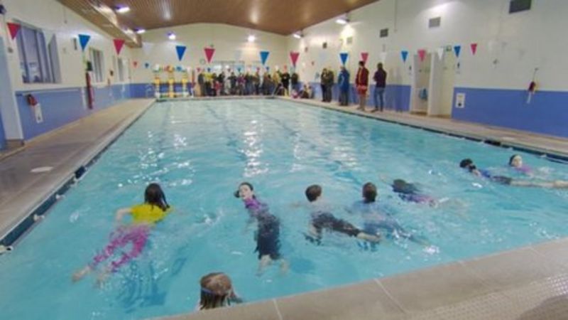 Wem swimming pool reopened by volunteers - BBC News