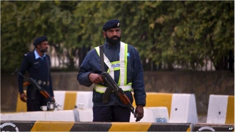Pakistan votes for insurgents to face military trials - BBC News