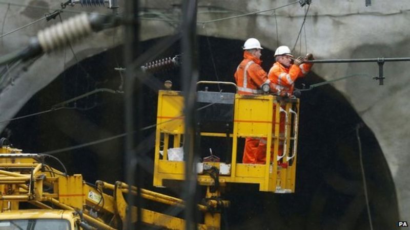 Engineers battle to restore power after storms - BBC News