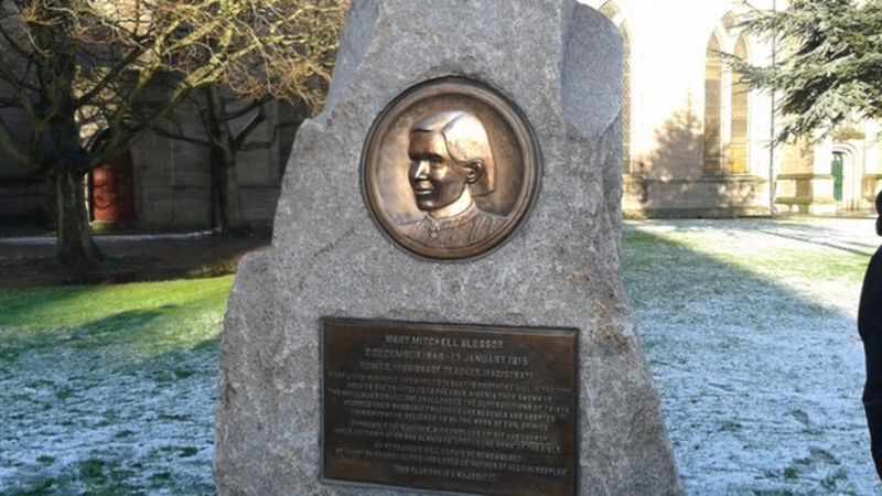 Memorial to missionary Mary Slessor unveiled in Dundee - BBC News