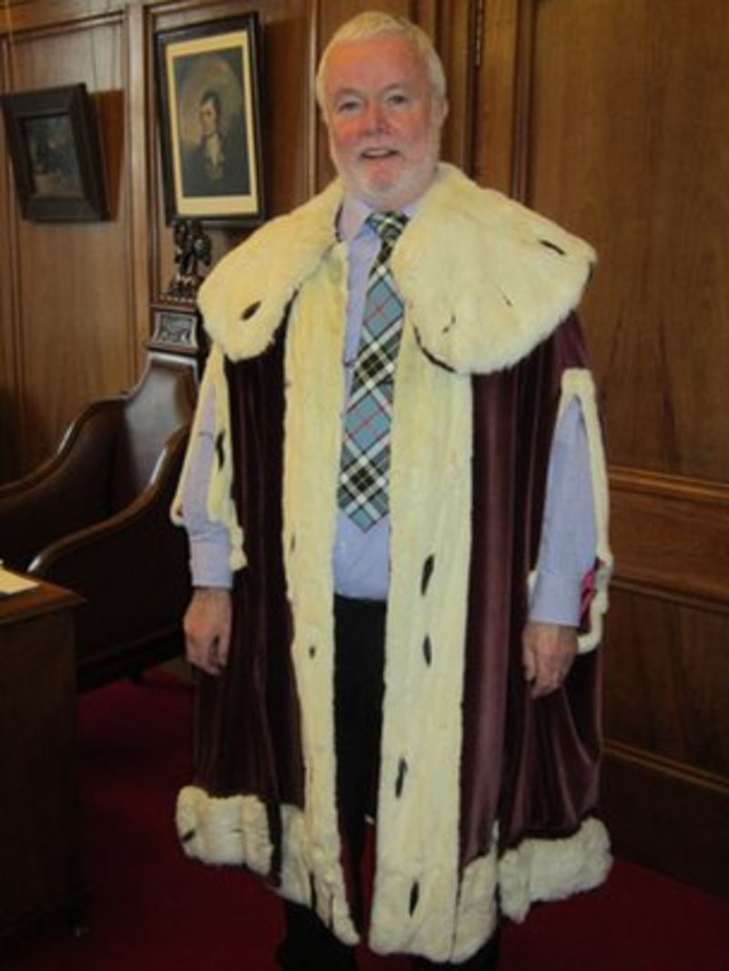 Dumfries provost's 100-year-old robes to be replaced - BBC News