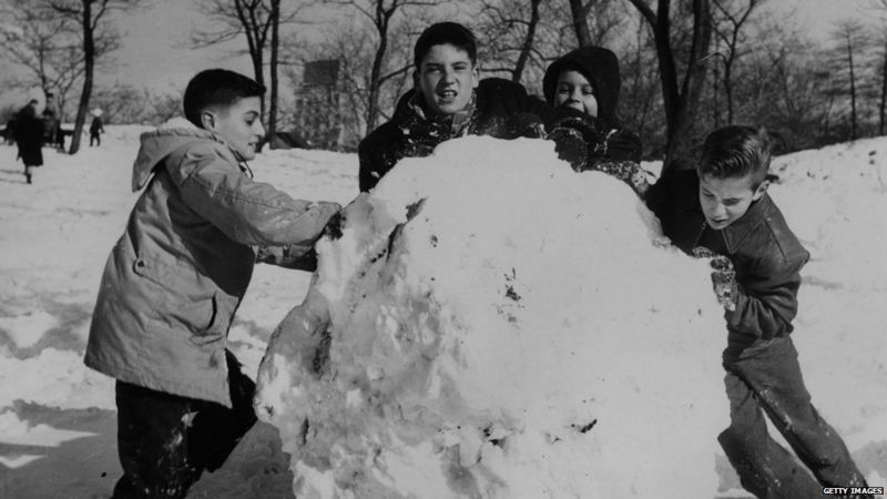 New York snowstorms of the past - BBC News