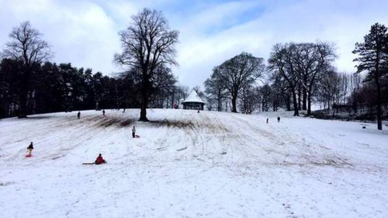 Fresh snow brings travel disruption in England - BBC News