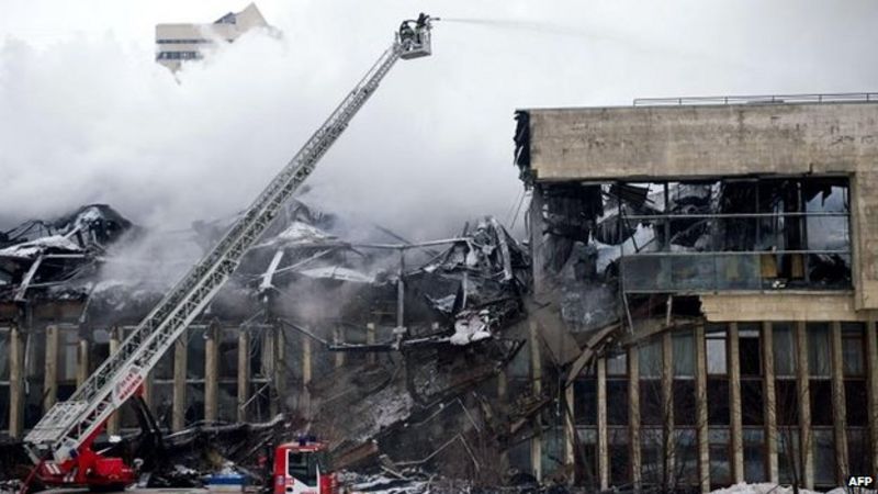 Fire rages through library in Moscow - BBC News
