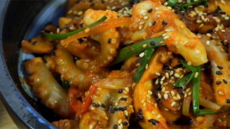 The Koreans who televise themselves eating dinner - BBC News